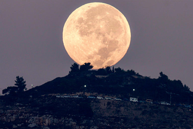 September's 'blood moon' during total lunar eclipse lights up sky: See photos