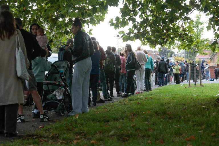 Hundreds of Brits queue to register with NHS dentist sparking urgent ...