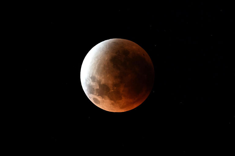 September's 'blood moon' during total lunar eclipse lights up sky: See ...