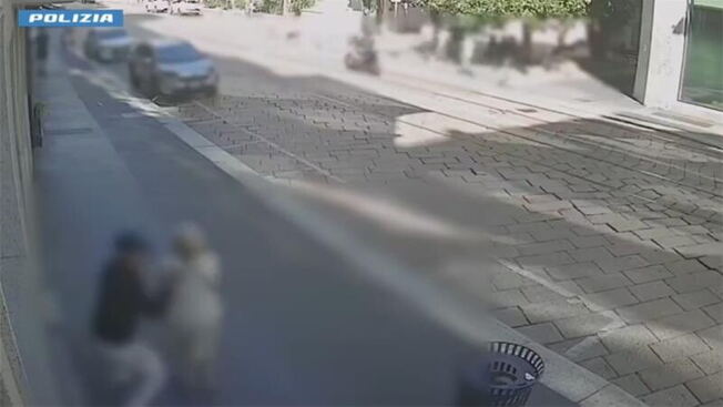 Milano, strappa collane a un'anziana: individuato e fermato 24enne