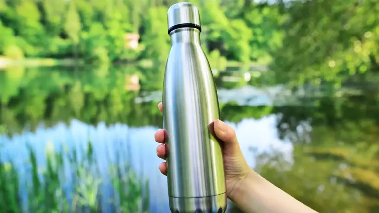 ¿Tu botella de agua huele mal? Estos 4 remedios caseros eliminan el ...