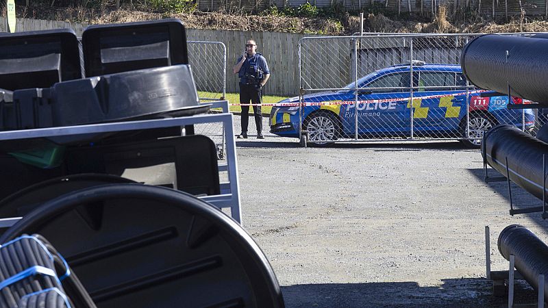 New Zealand fugitive Tom Phillips killed by police, children found safe