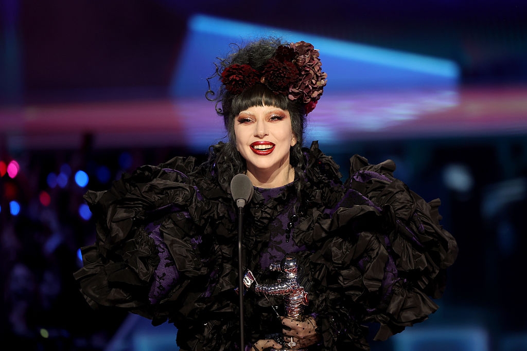 Lady Gaga legt show stil na val danser van podium: 'Gaat goed met me'