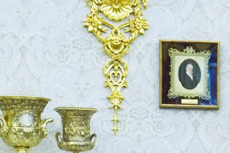 Donald Trump’s Oval Office bling exposed as $58 Home Depot plastic ...