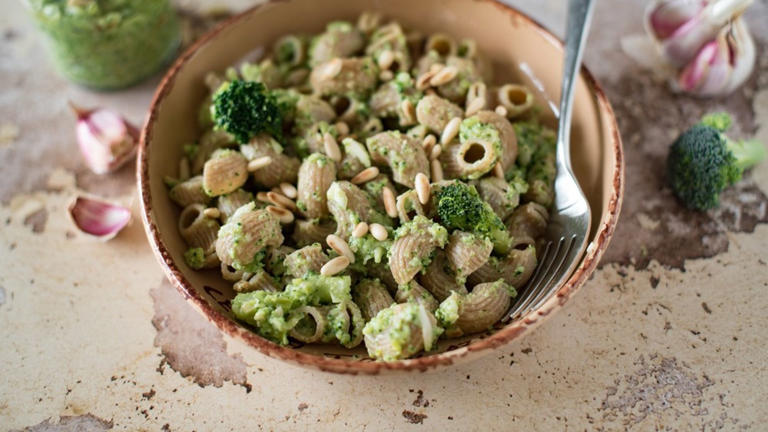 Pipe integrali al pesto di broccoli e pinoli: semplice e veloce