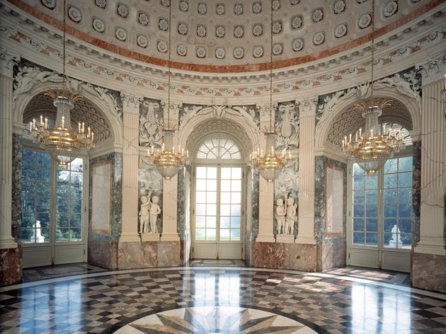 Märchenschloss mitten in NRW: Historisches Gebäude mit riesiger ...