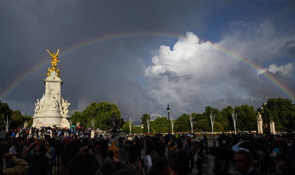 Stunning double rainbow appeared over Buckingham Palace moments after ...