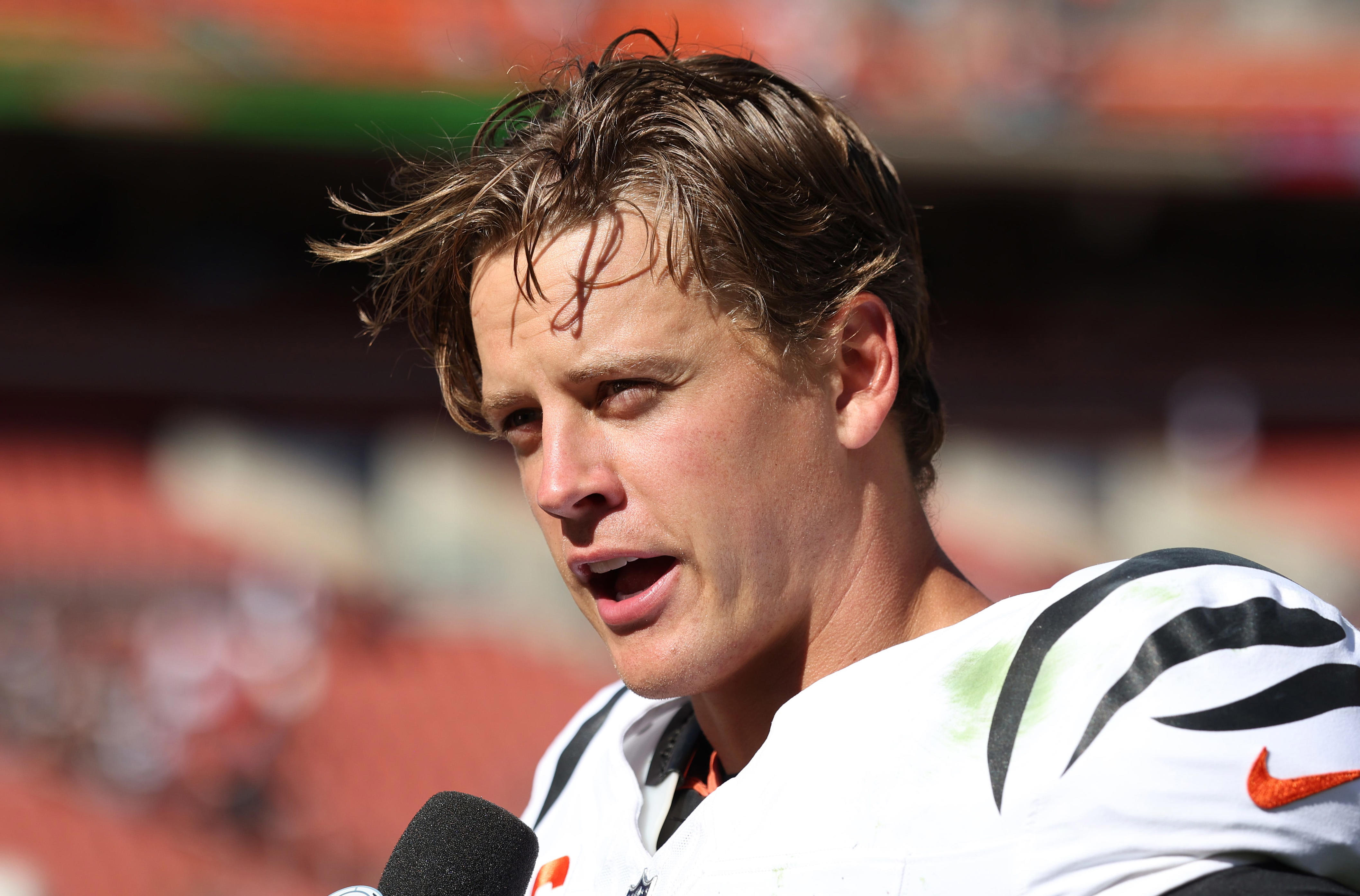 Bengals' Joe Burrow limps off vs. Jaguars, replaced by Jake Browning