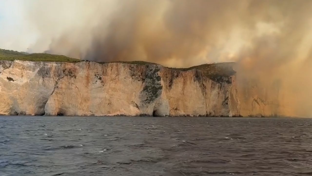 Greece: Destructive wildfire on Zakynthos sends dense smoke billowing ...