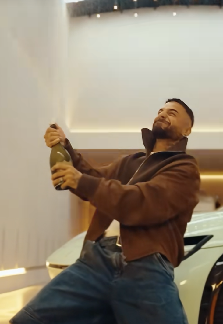 Maluma se compra este Ferrari de 725 CV y lo inaugura con una botella ...