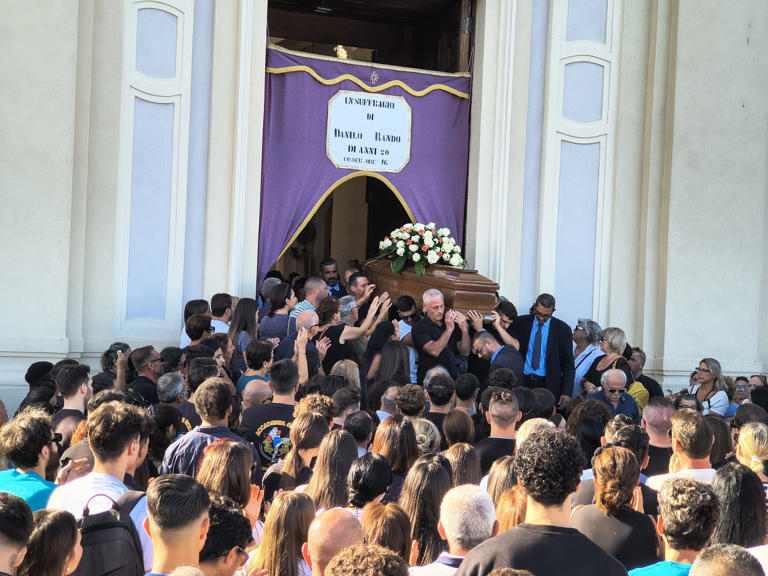 Messina, l'ultimo straziante saluto a Danilo Rando. Gli amici: "Vivrai ...