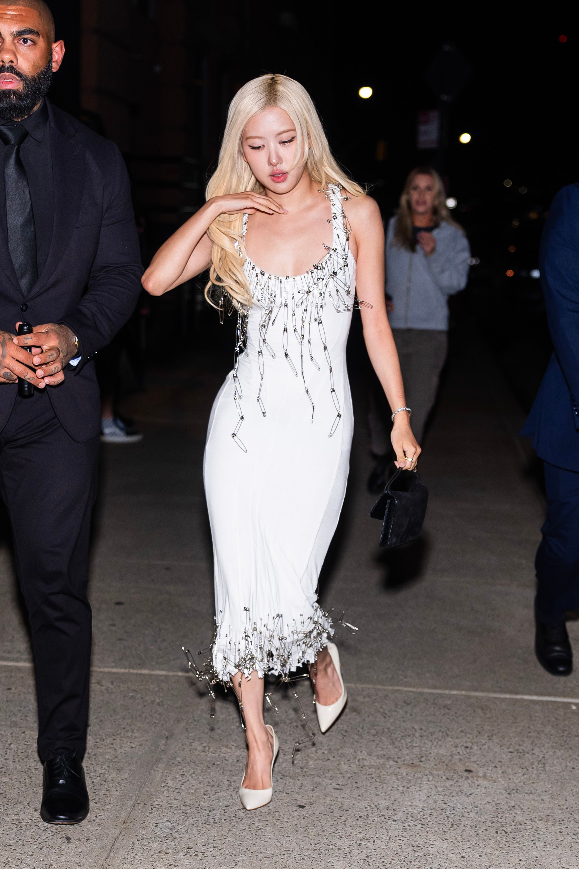 BLACKPINK's Rosé Proves Her ‘It Girl’ Status With Safety-Pinned VMAs ...