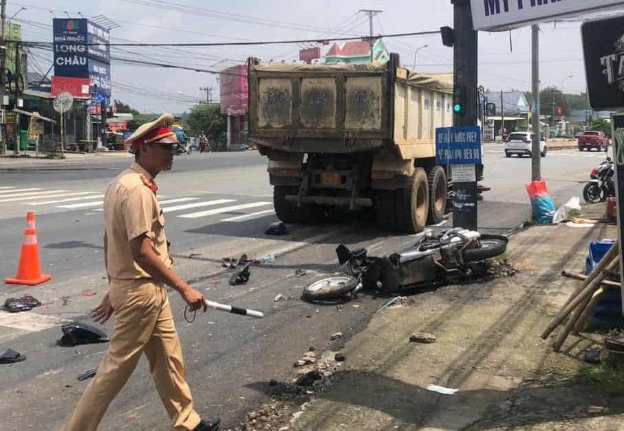 Làm rõ vụ xe ben lùa 3 xe máy ở khu vực chờ đèn đỏ tại TPHCM