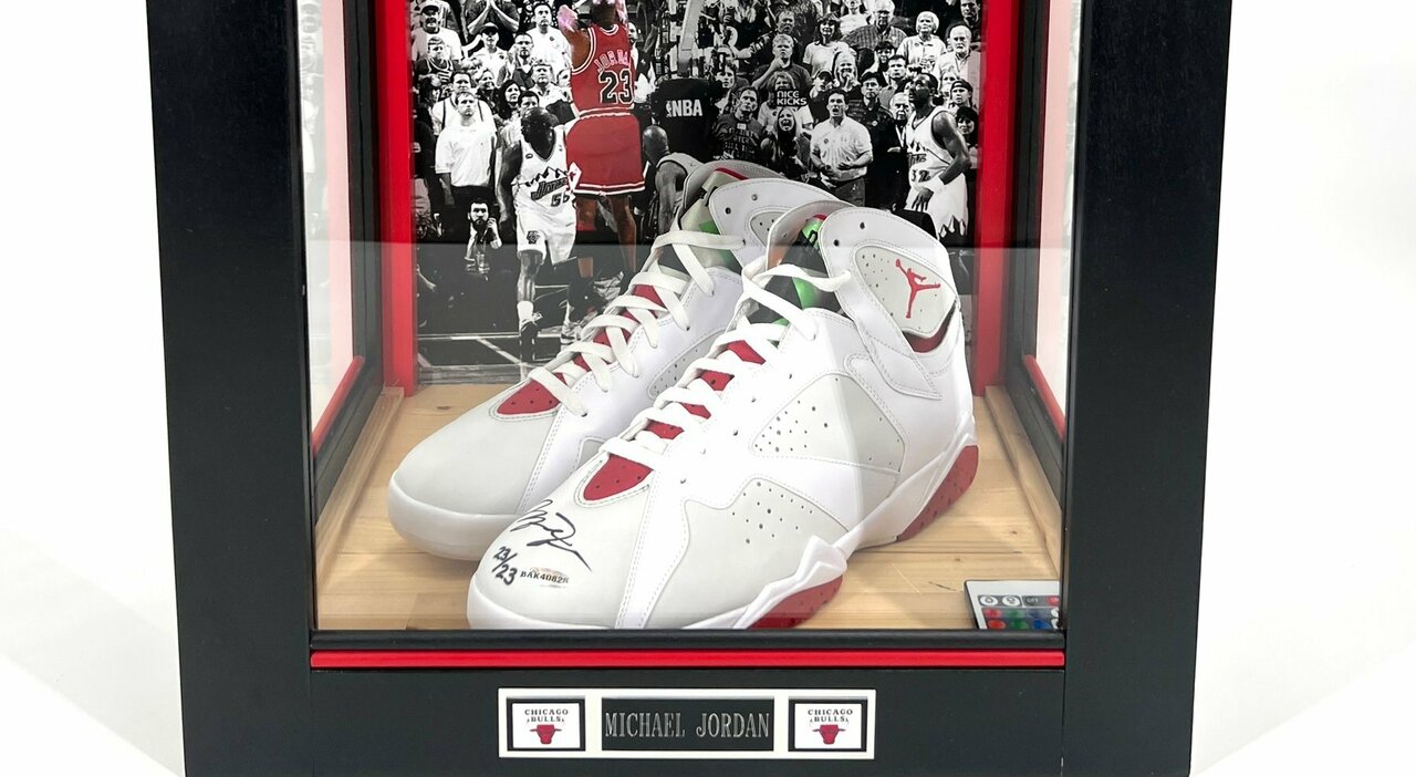 Nike Air Jordan, l'asta da record per un paio di scarpe autografato ...