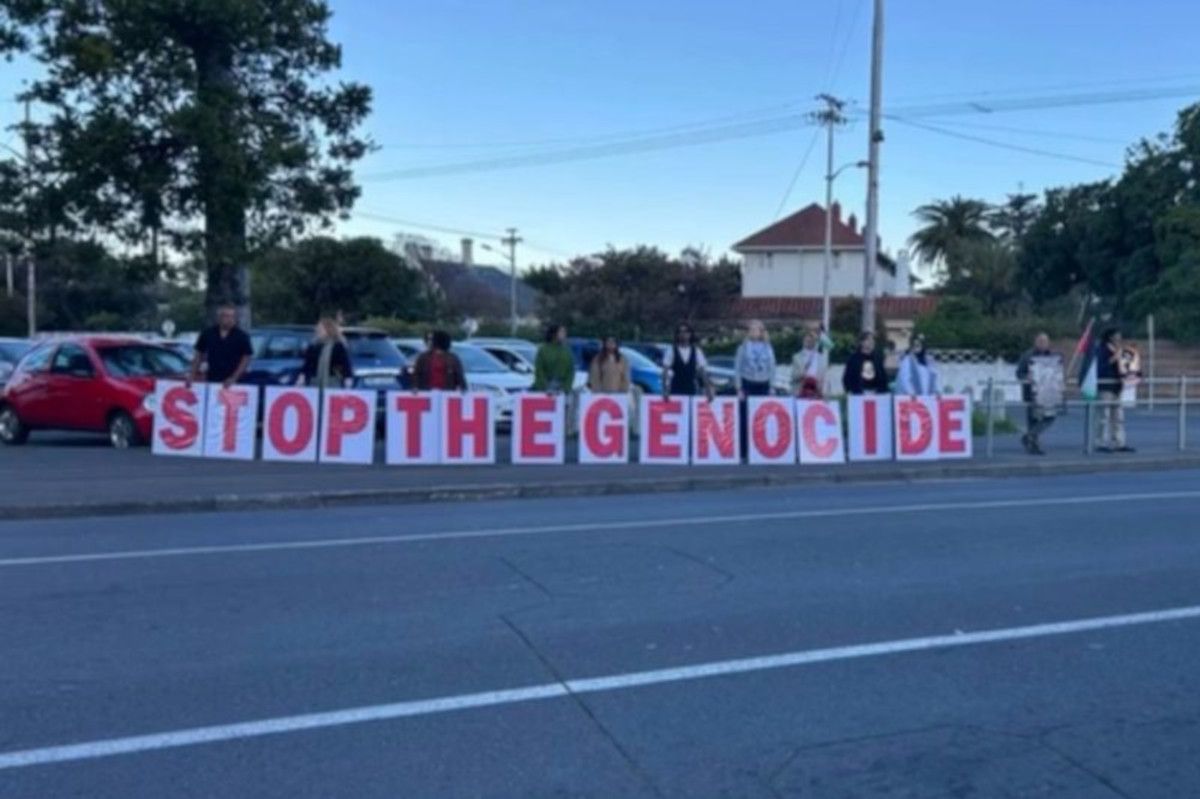 Nik Rabinowitz comedy show sparks Gaza protest outside top school