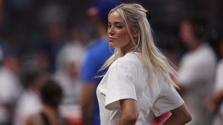 Livvy Dunne, sister Julz turn heads in competing fits at MTV VMAs