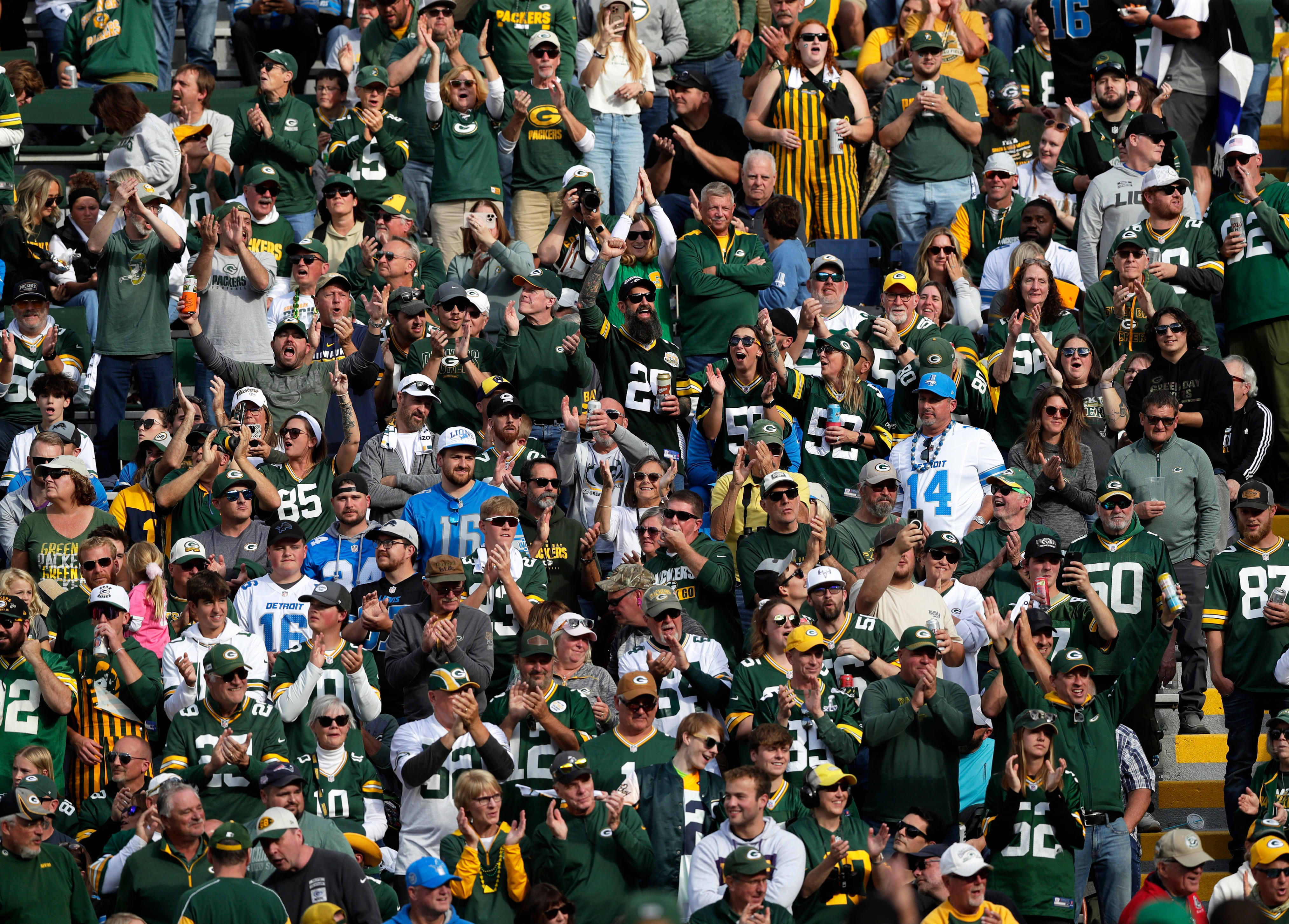 Mike McCarthy gets rousing ovation from Lambeau Field crowd during ...