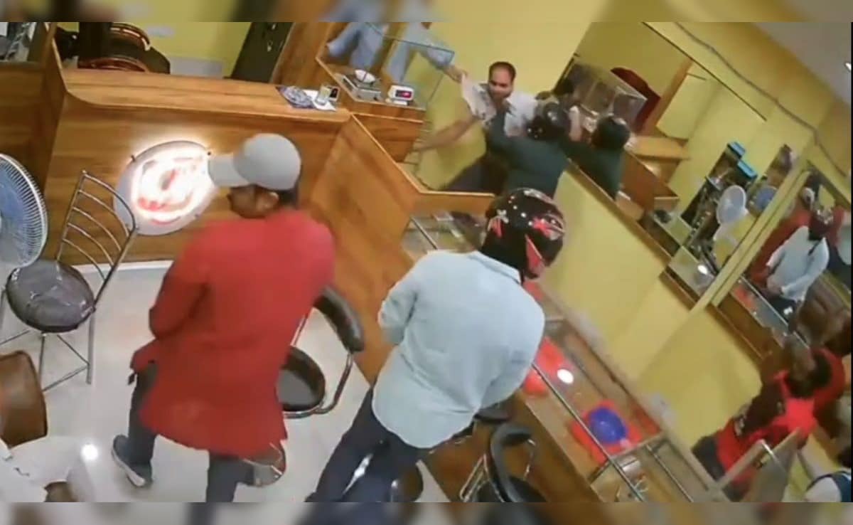 Video: Masked Thieves Rob Jewellery Shop In Jharkhand, Thrash Staff