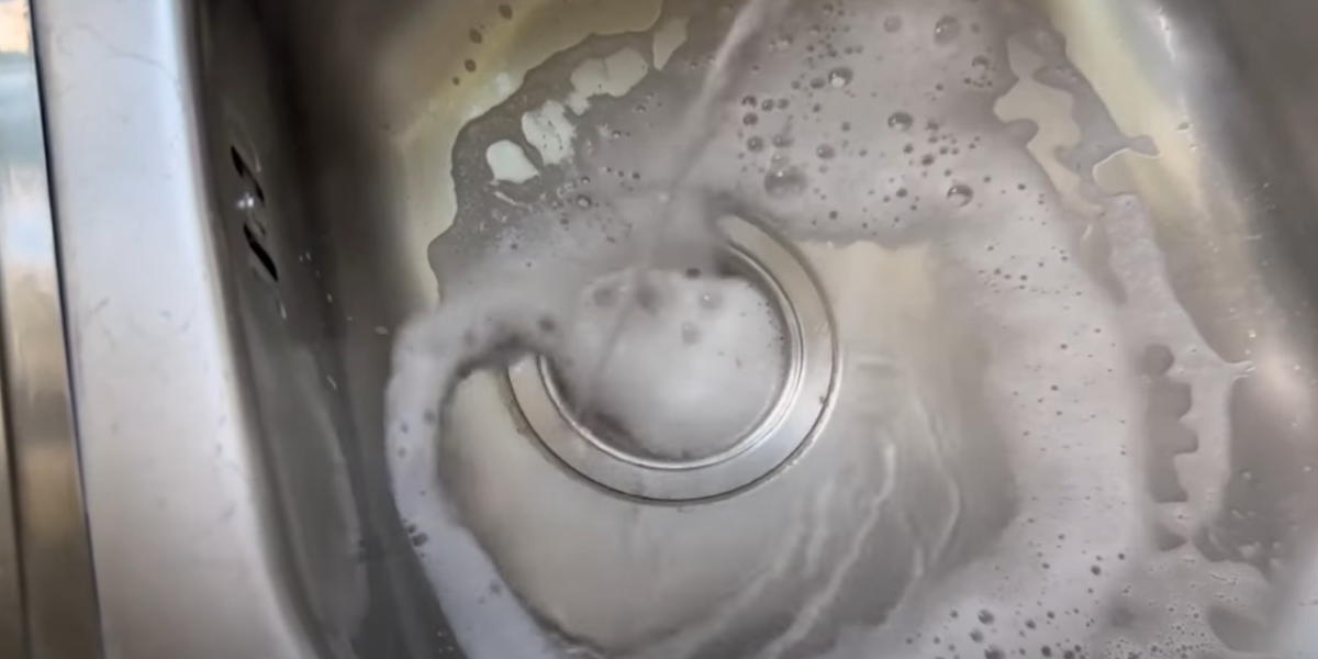 Besser als Chemie: So wird der Abfluss in Minuten frei