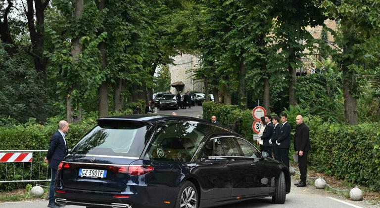 Giorgio Armani, dolore e lacrime ai funerali: «L'ultimo desiderio era ...
