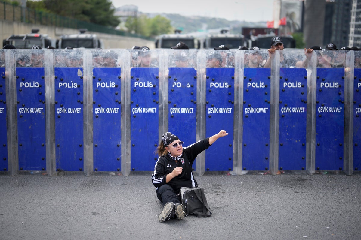 Police use pepper spray at opposition's Istanbul offices as court ...