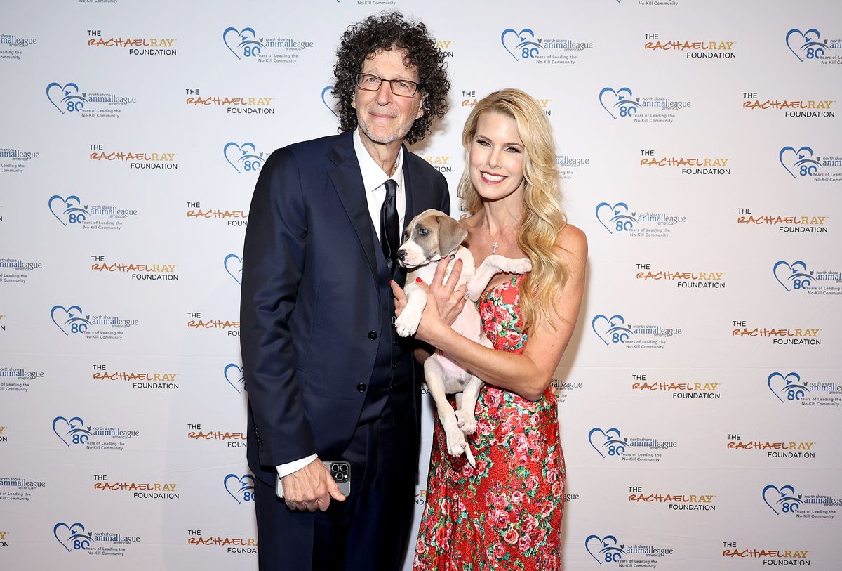 Howard Stern Says He’s Staying at SiriusXM. But Not Before Pulling a ...
