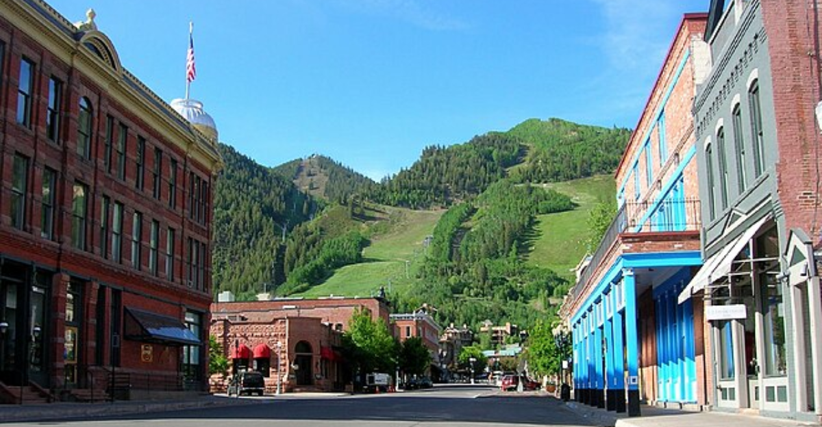 10 Mountain Towns With Year-Round Family Activities
