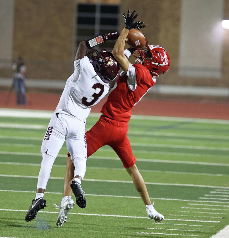 Photos: Martin survives late scare by Zapata