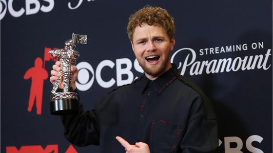 Alex Warren Makes TMI Confession After MTV VMAs 2025 Win