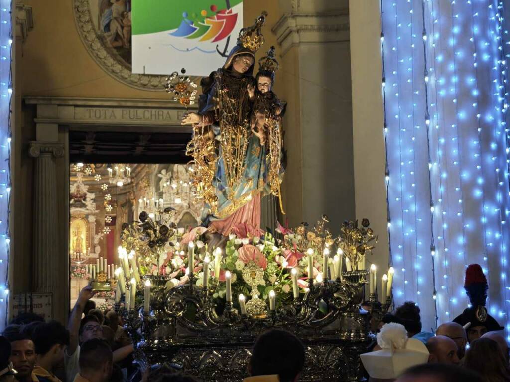 Recco: spettacolare processione, tra i fedeli Marco Bucci e Simona Ferro