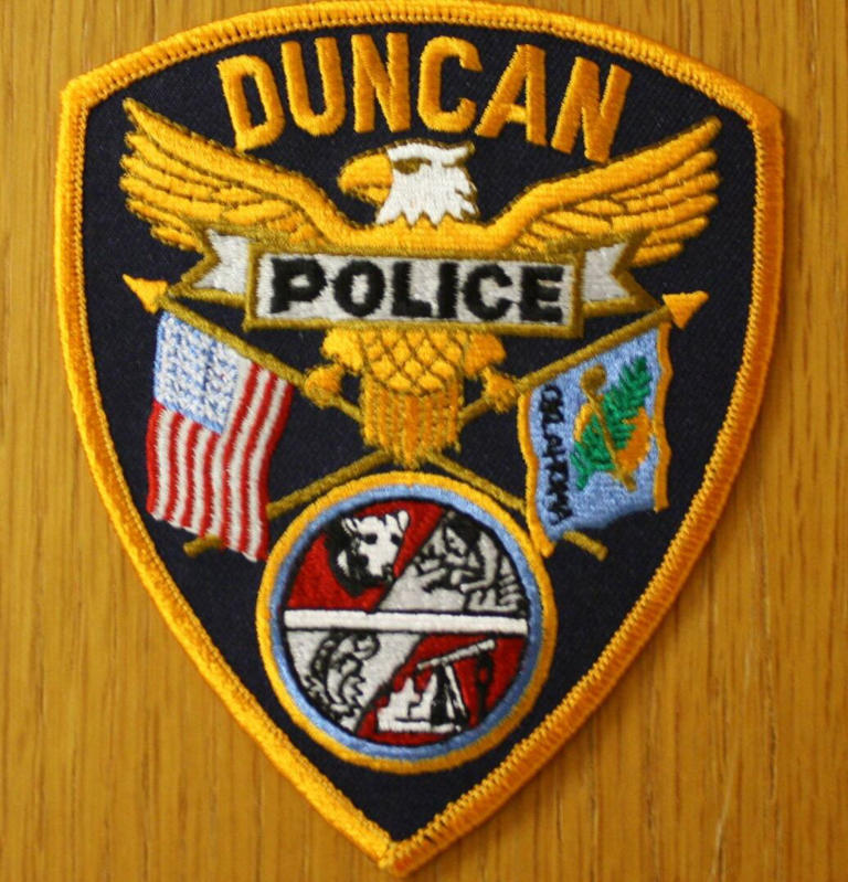 Duncan PD releases statement on off-duty officer holding man in ...