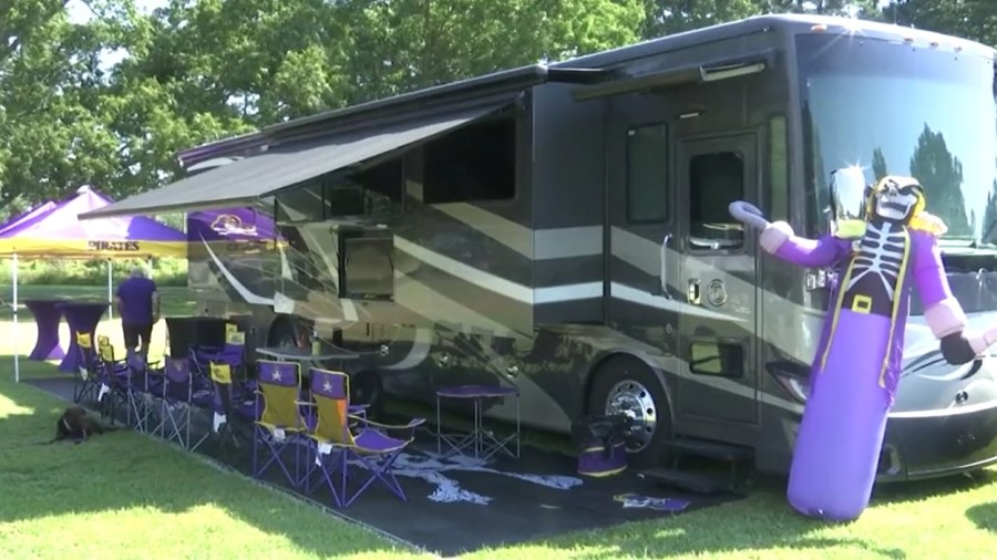 ECU fans enjoy start of football and tailgating season
