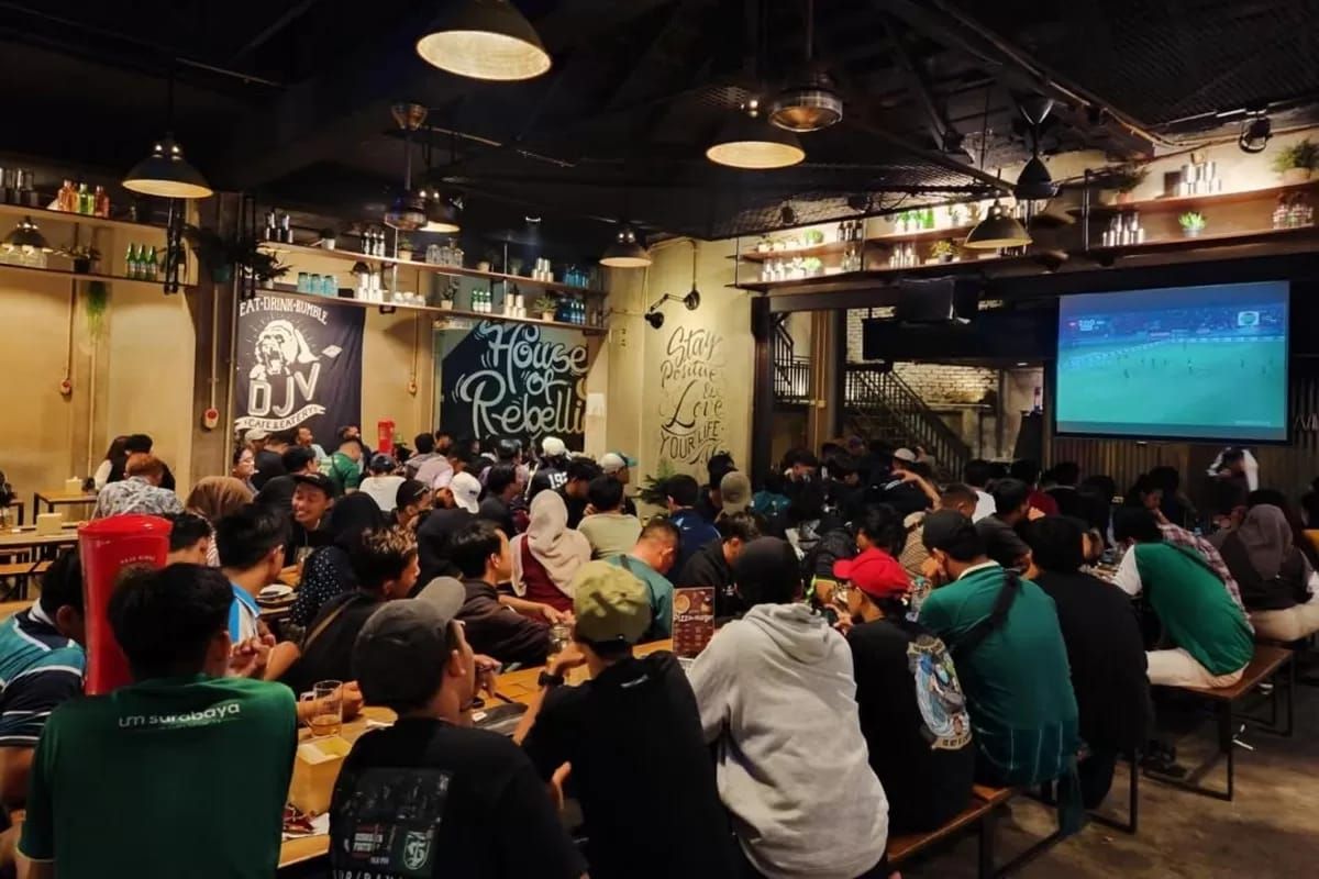 5 Rekomendasi Kafe di Surabaya untuk Nobar Sepak Bola, Punya Layar ...