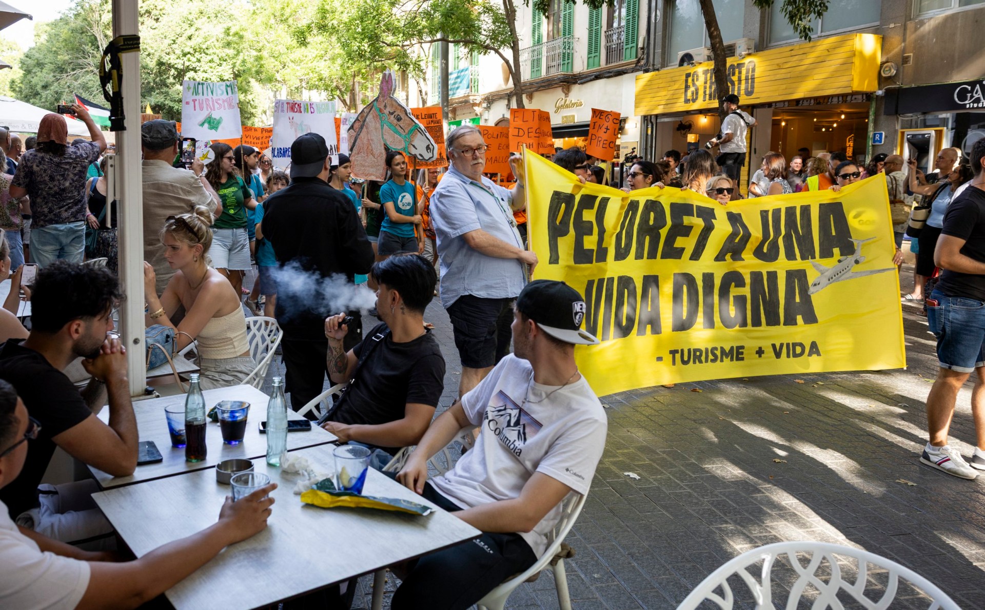 Spanish restaurants urge tourists back after protests