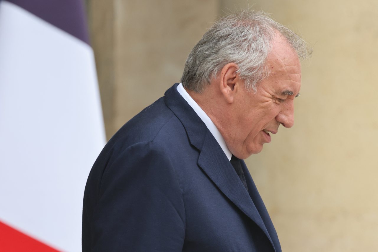 French Government Collapses in No-Confidence Vote