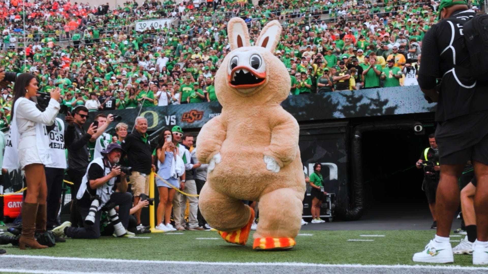 'Terrifying': Oregon Duck dresses up as Labubu in viral video
