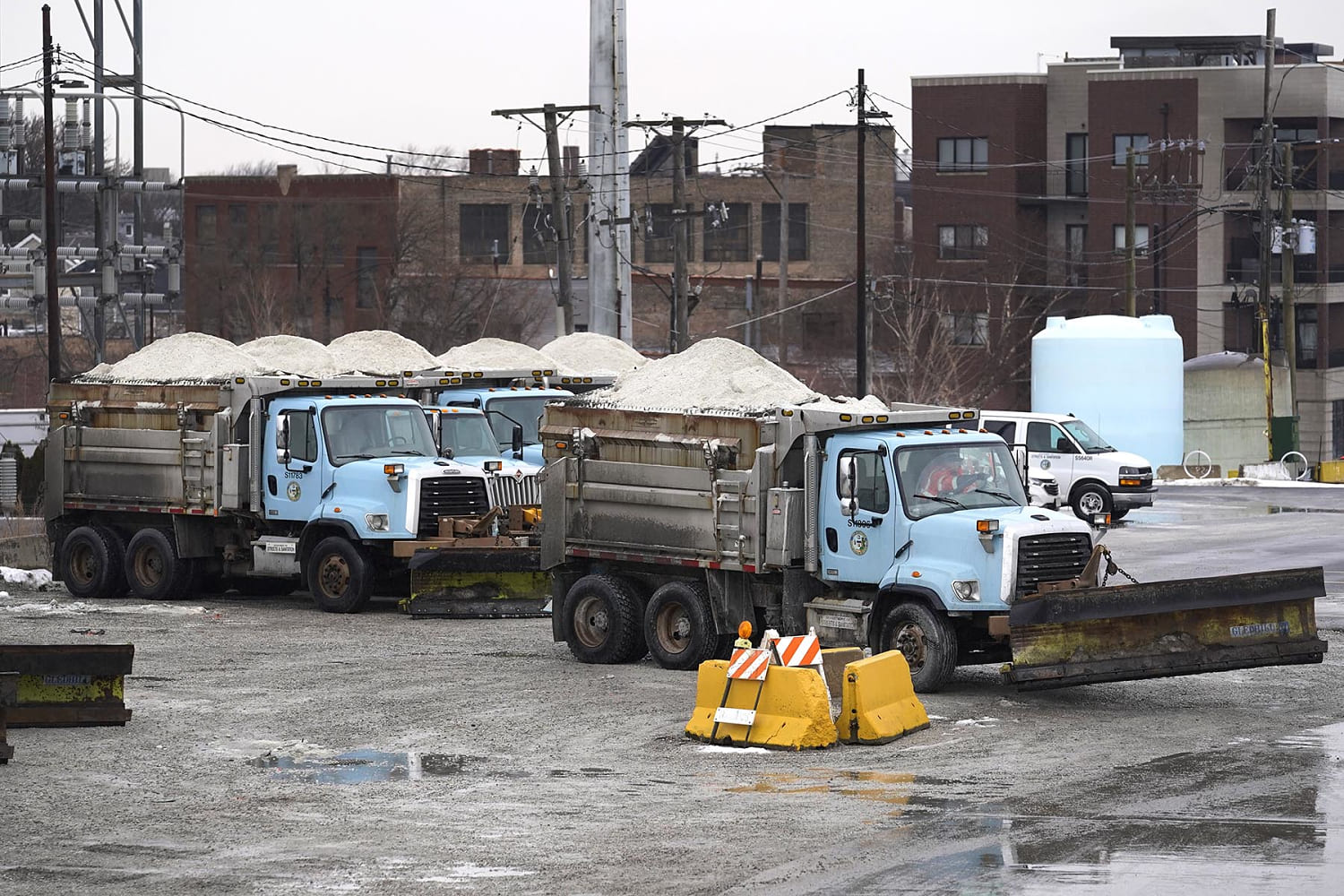 No, Chicago is not using salt trucks to block ICE, despite viral claims