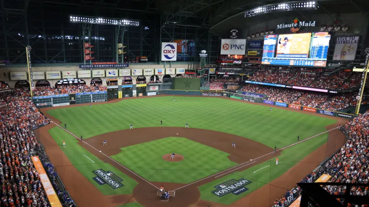Angels manager responds to outfield incident at Astros' Daikin Park