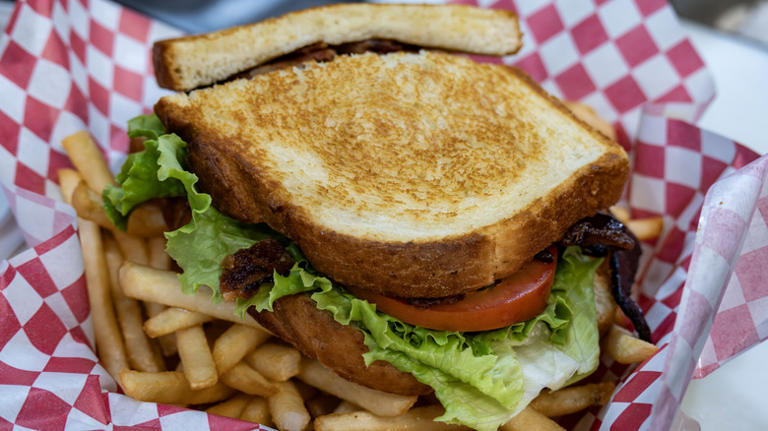 The Fresh Green Veggie That Gives Your BLT Added Crunch