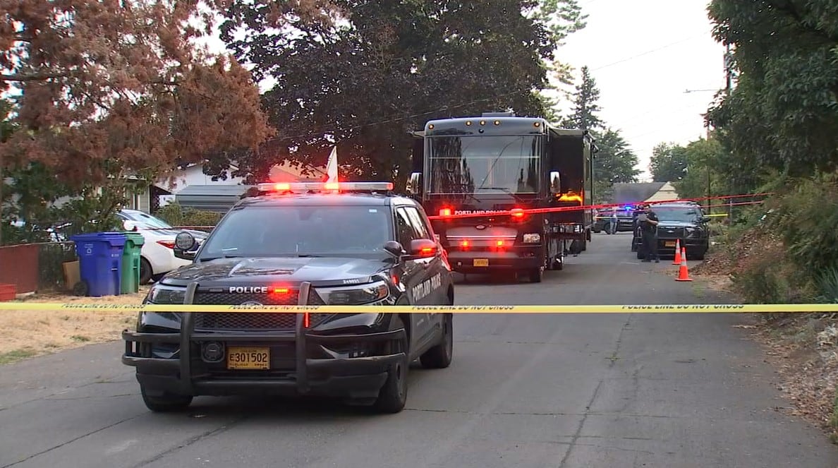 Police: 22-year-old man killed mom, 10-year-old sister in SE Portland ...