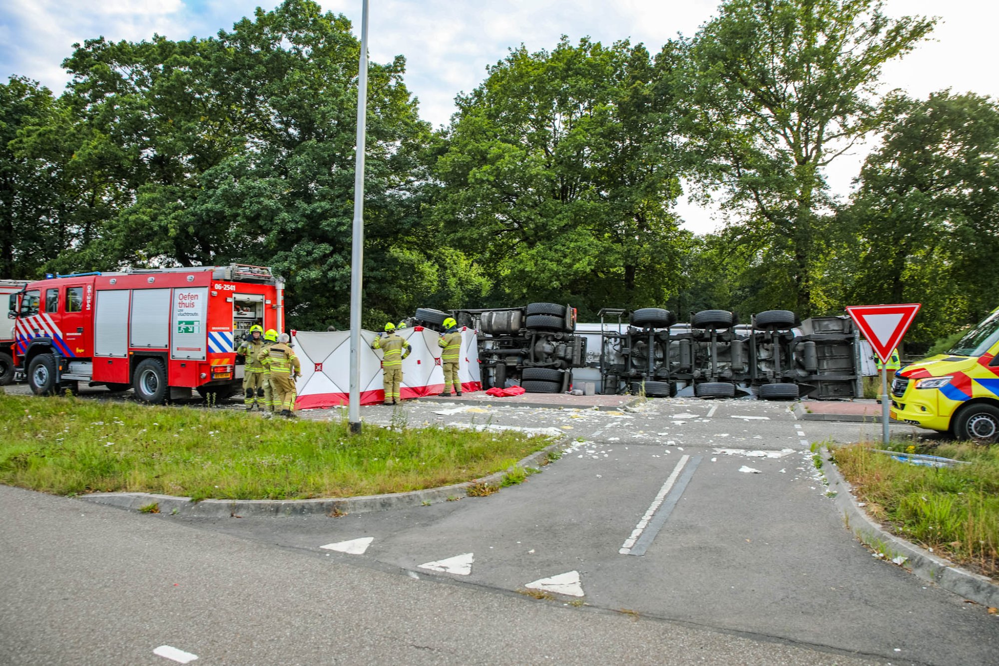 19-jarige man omgekomen bij zwaar ongeluk tussen tankwagen en auto's ...