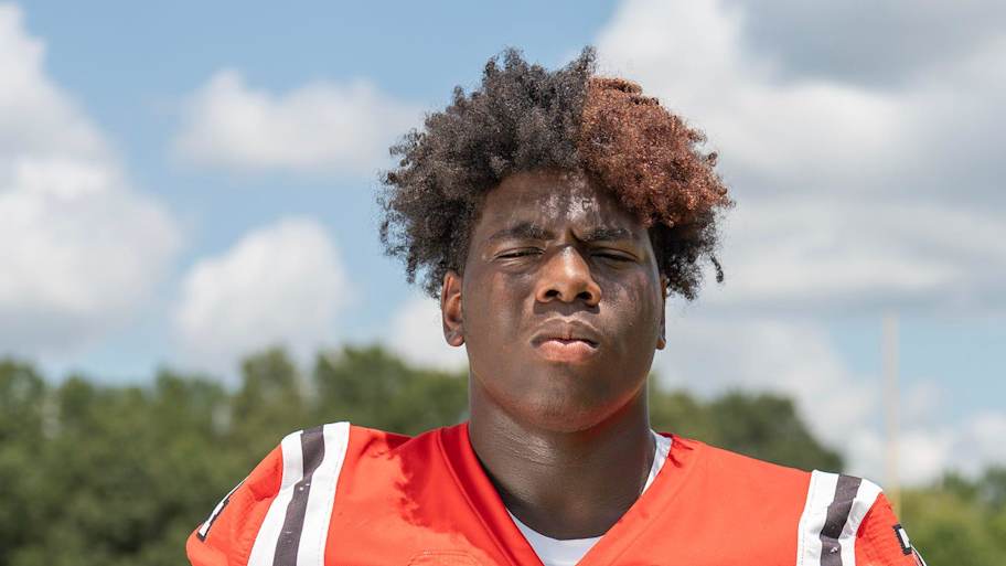 Horns down? Predictions logged for 4-star DL Corey Wells to flip to Auburn
