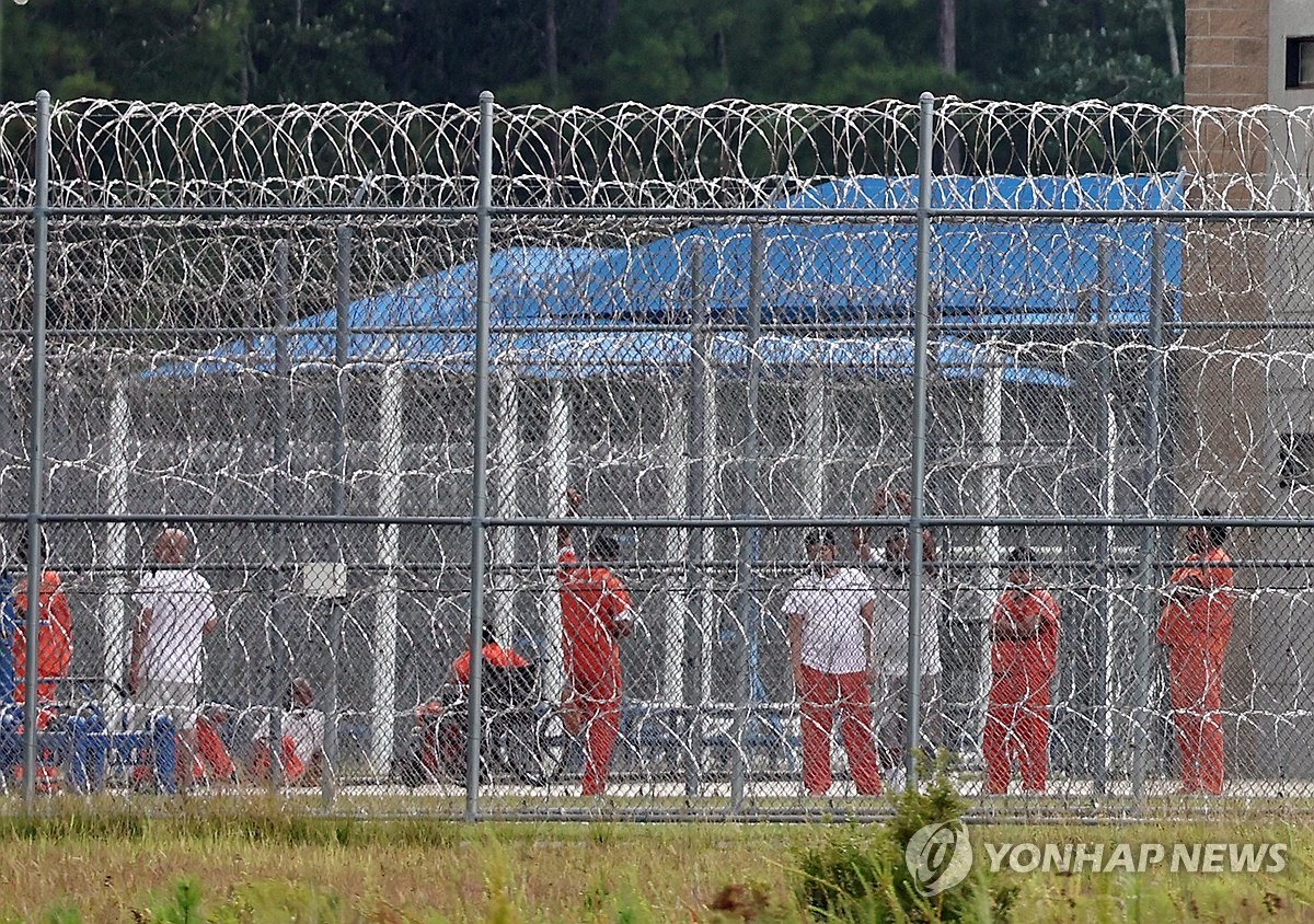 Consular officials meet Koreans detained in immigration crackdown