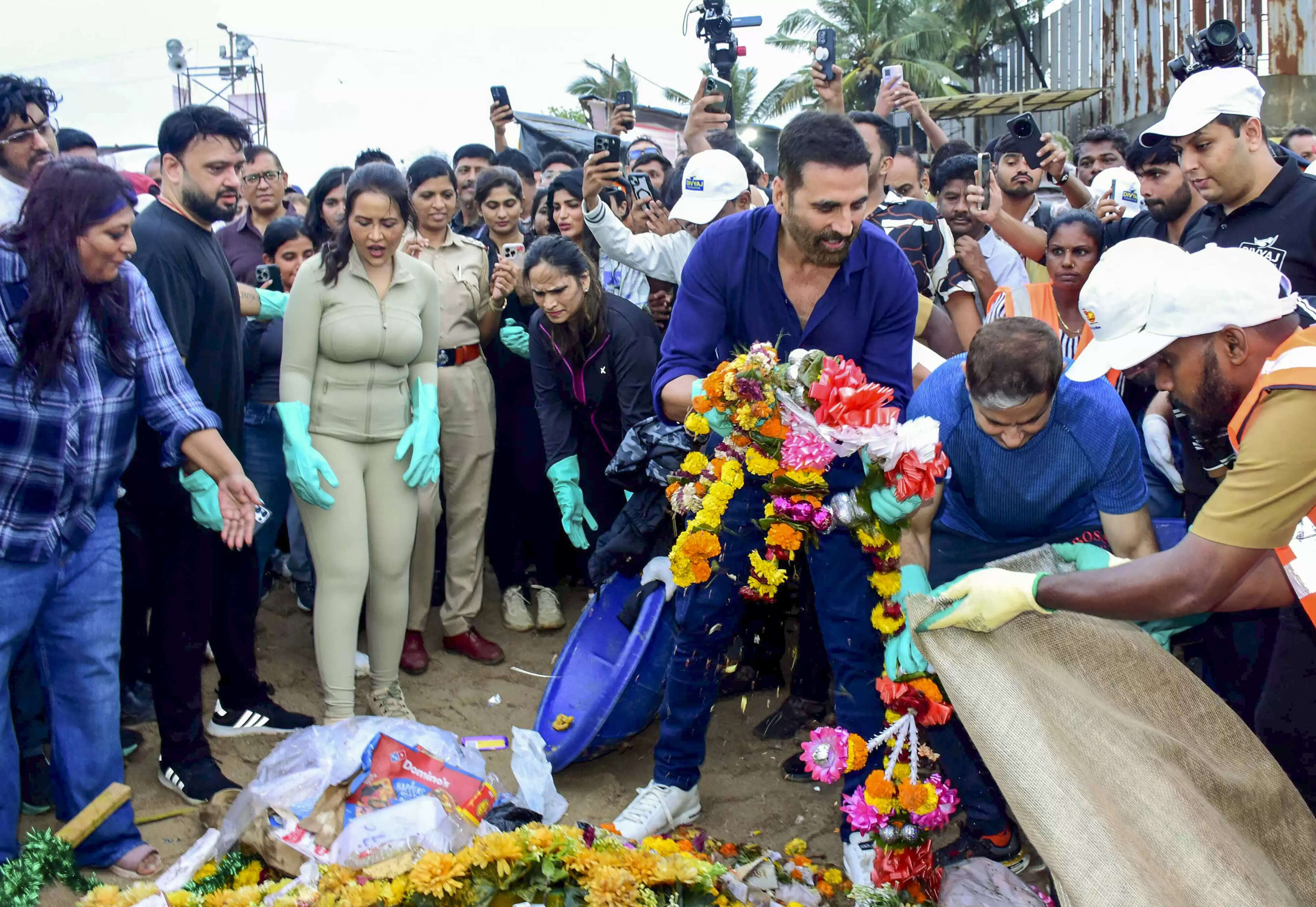 Amruta Fadnavis Leads Beach Clean-Up Initiative at Juhu Post Ganpati ...