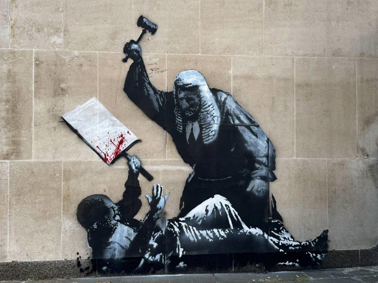 Mural polémico de Banksy em Londres durou apenas 48 horas até ser removido