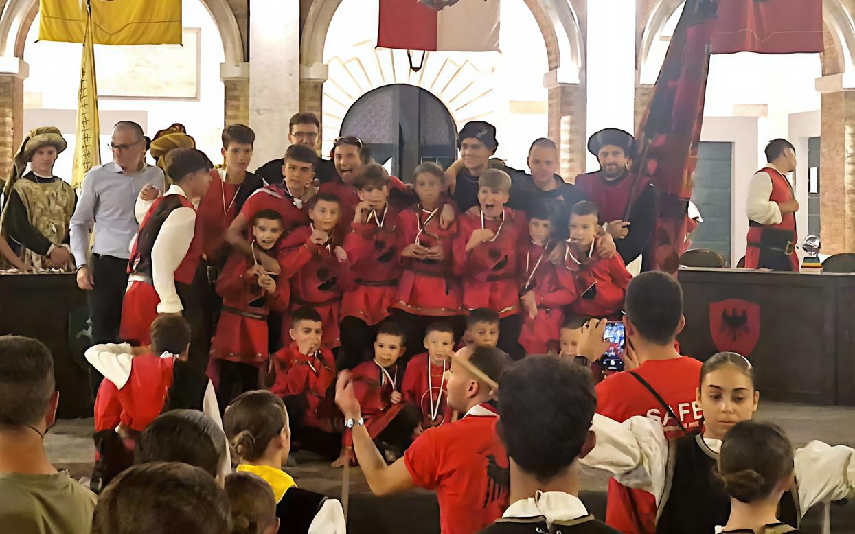 Fanno festa le contrade San Giovanni e Corona