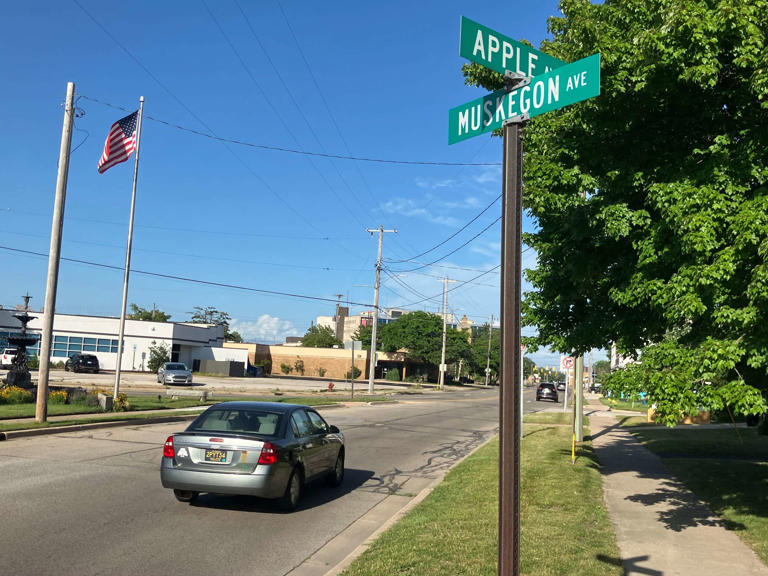 Muskegon approves Apple Avenue redesign with new bike path, reduced lanes