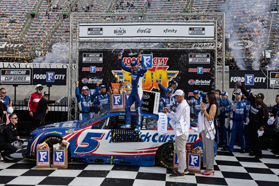 Kyle Larson looks to make it 3 cup race wins in a row at Bristol Motor ...