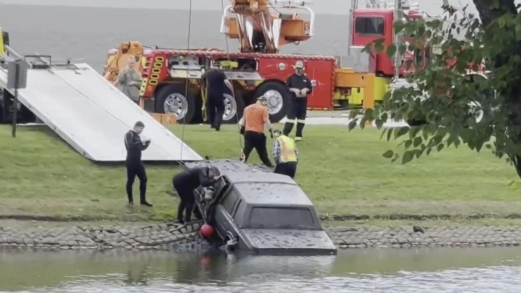 Chaos Divers find car in Hodgkins, Illinois, retention pond linked to ...