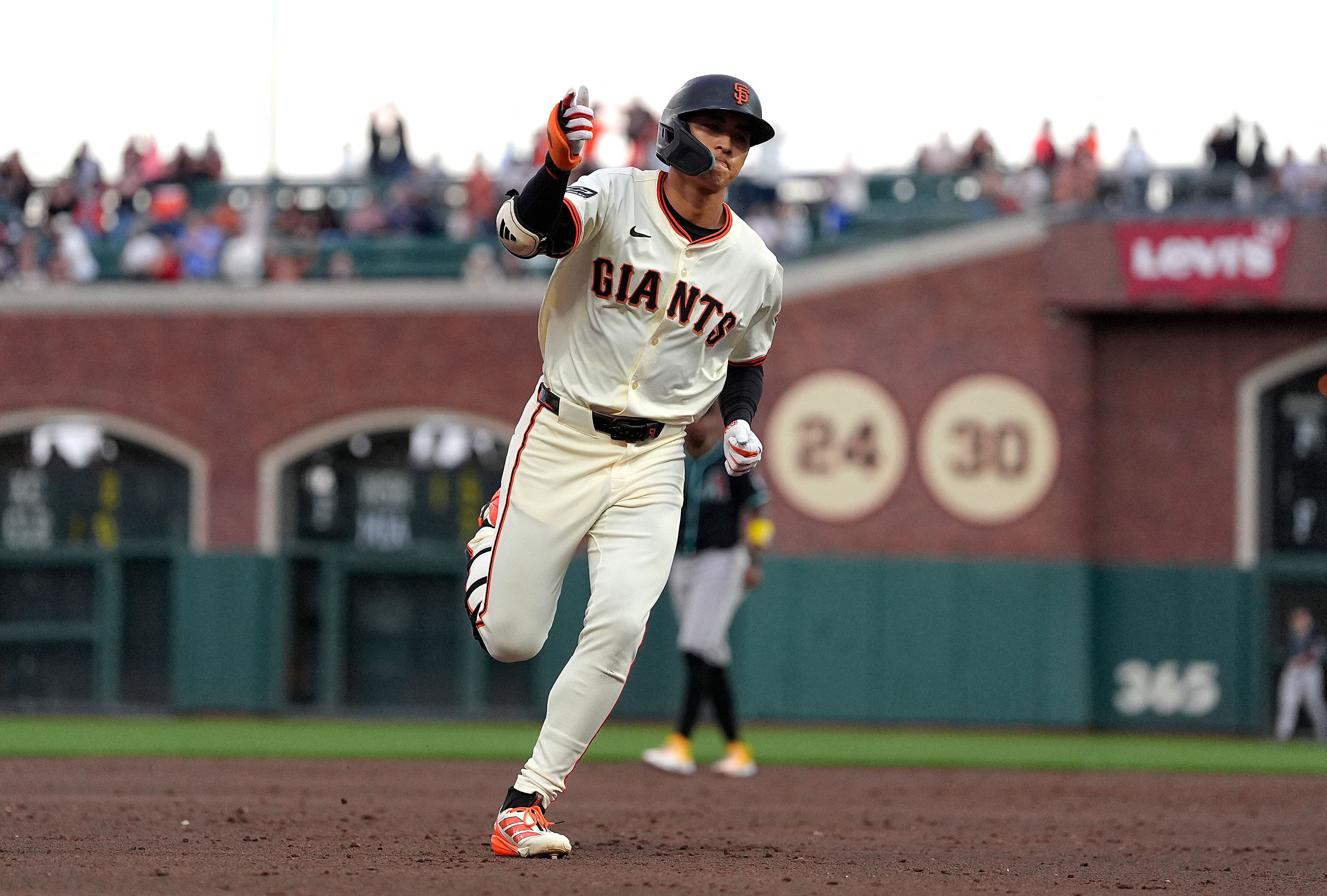 Lee Jung-hoo hits 10th career home run, three hits in Giants win